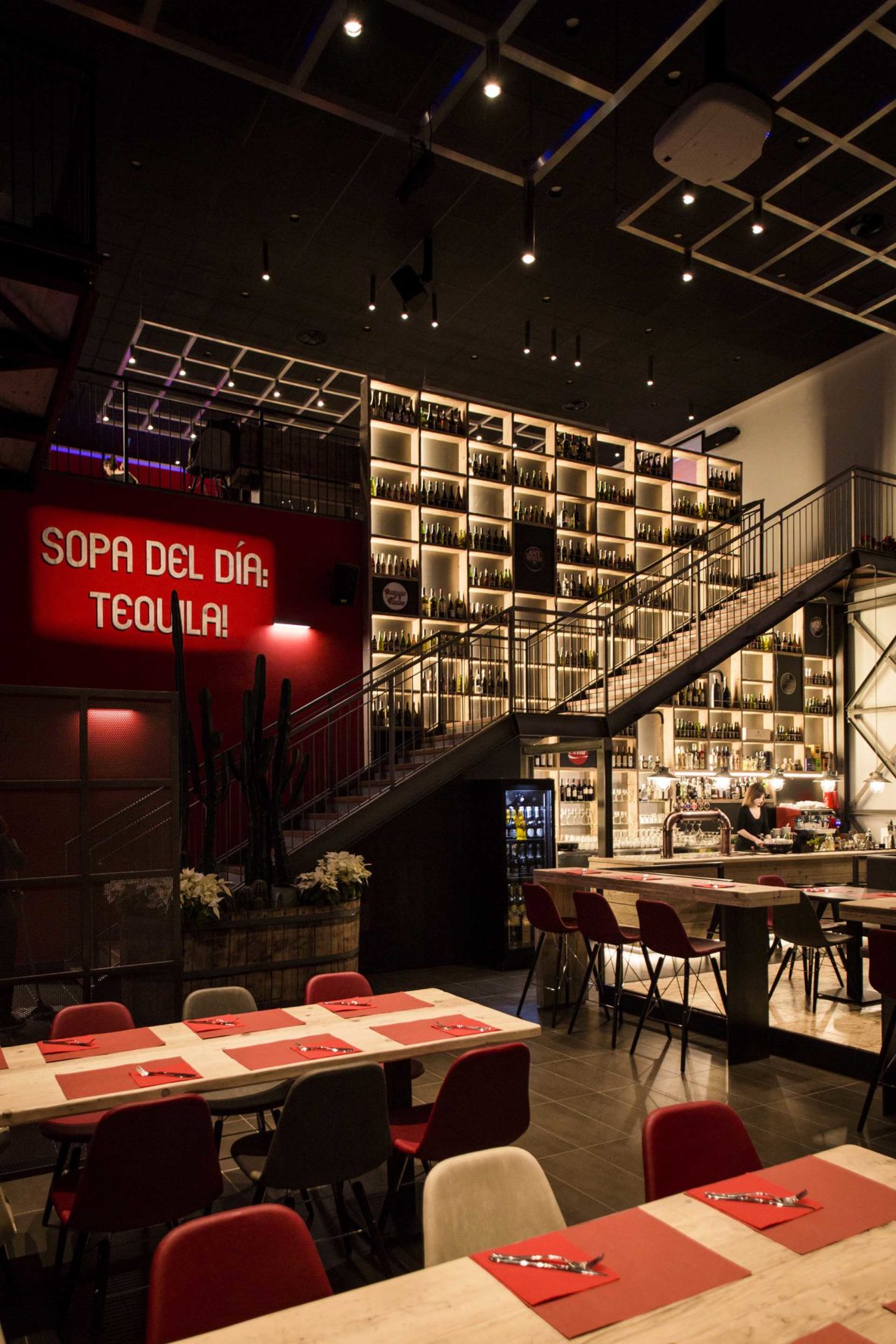 Spectacular lighting in a casual restaurant | Olev